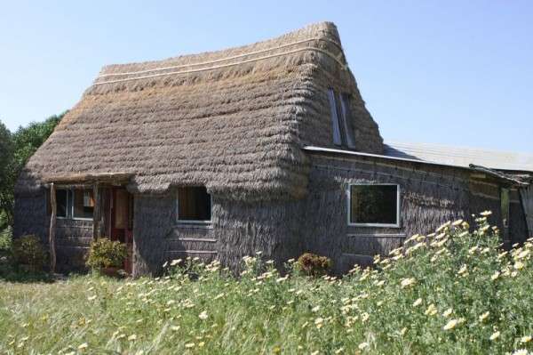 Por fuera parece una simple choza de paja, pero su interior es ...