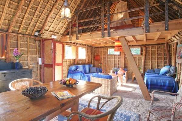 Por fuera parece una simple choza de paja, pero su interior es ...