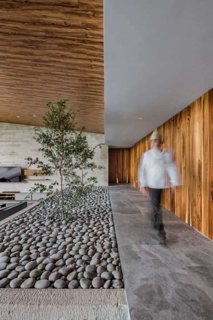 Casa con techo inclinado para una mejor vista del lago