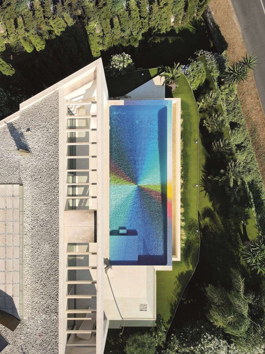 Felipe Pantone convierte una piscina en una obra de arte con el mosaico ...