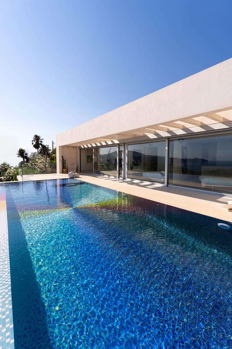 Felipe Pantone convierte una piscina en una obra de arte con el mosaico ...